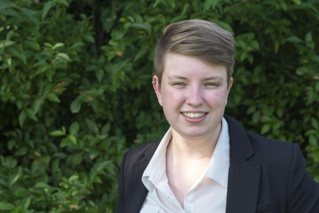 Ella Taylor, non-binary soprano – MEET THE ARTIST