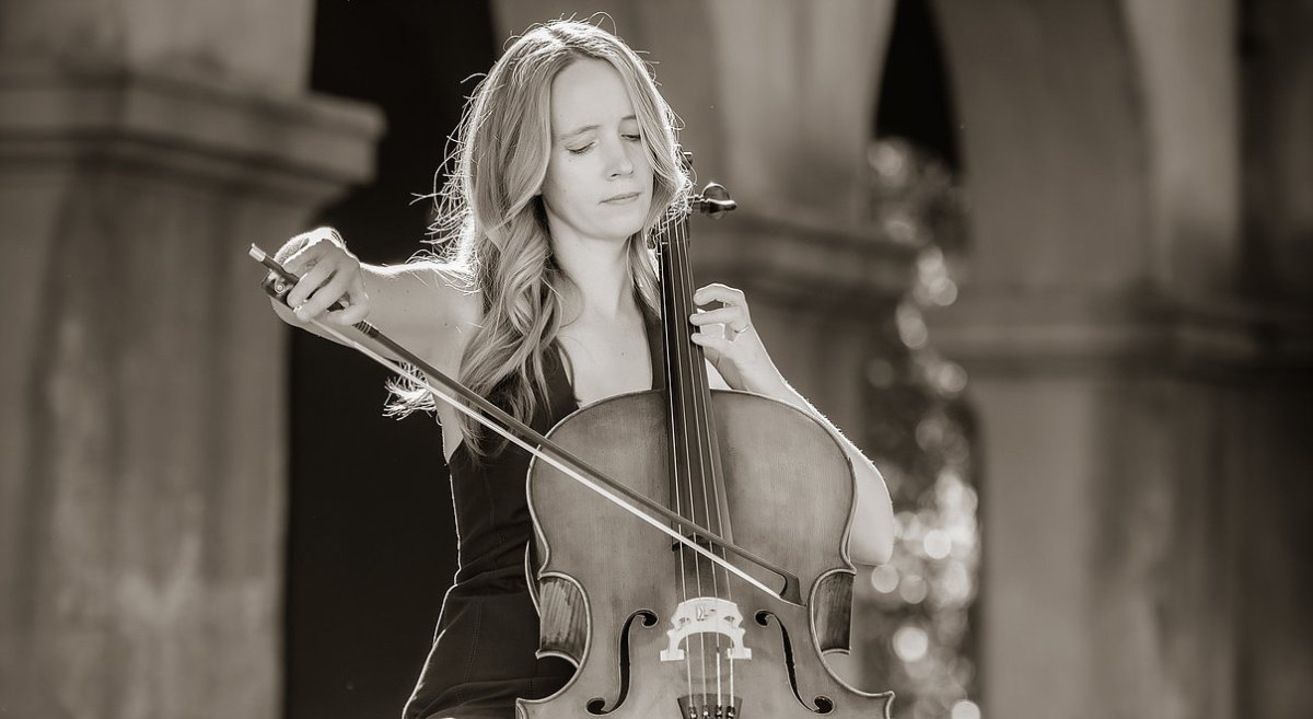 Sophie Webber, cellist – MEET THE ARTIST